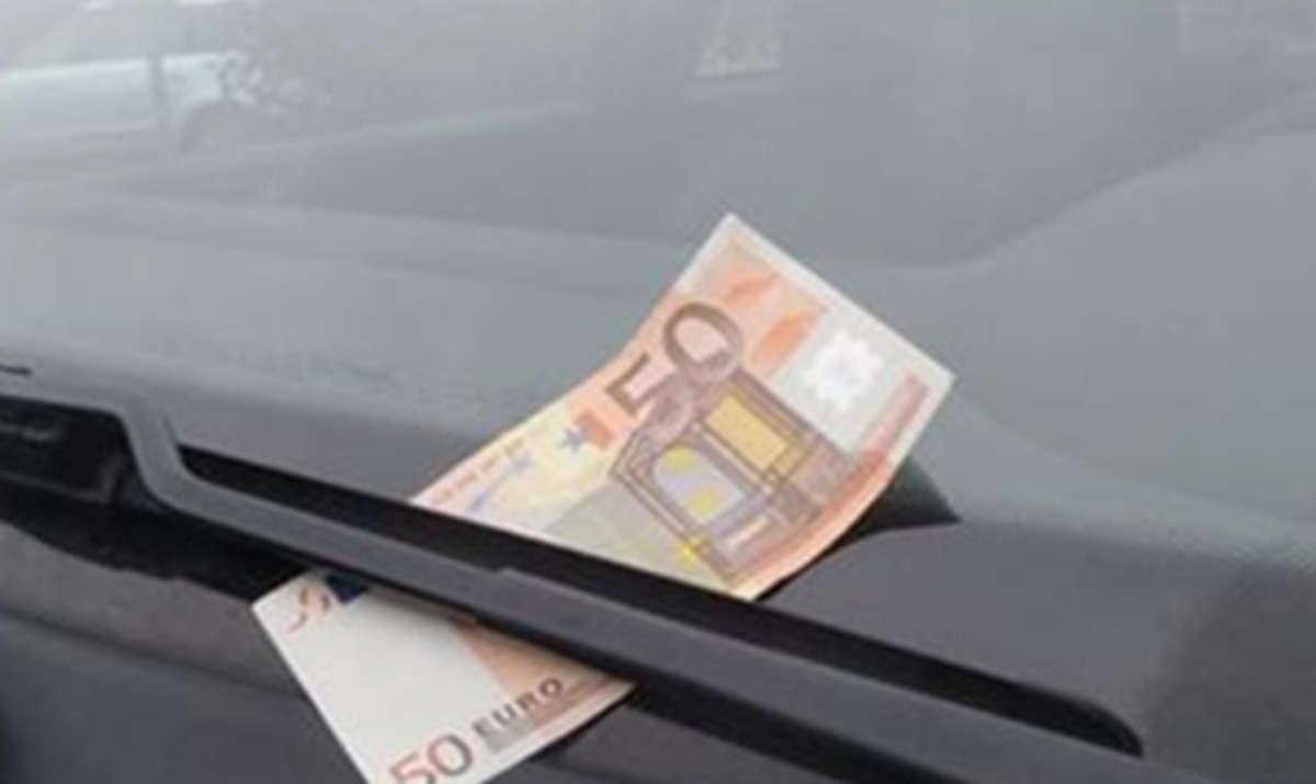 Politie waarschuwt: pak nooit het briefgeld dat onder je ruitenwisser ...