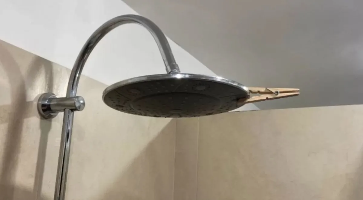 Waarom steeds meer mensen een wasknijper op hun douche zetten (briljant!) Waarom steeds meer mensen een wasknijper op hun douche zetten (briljant!)